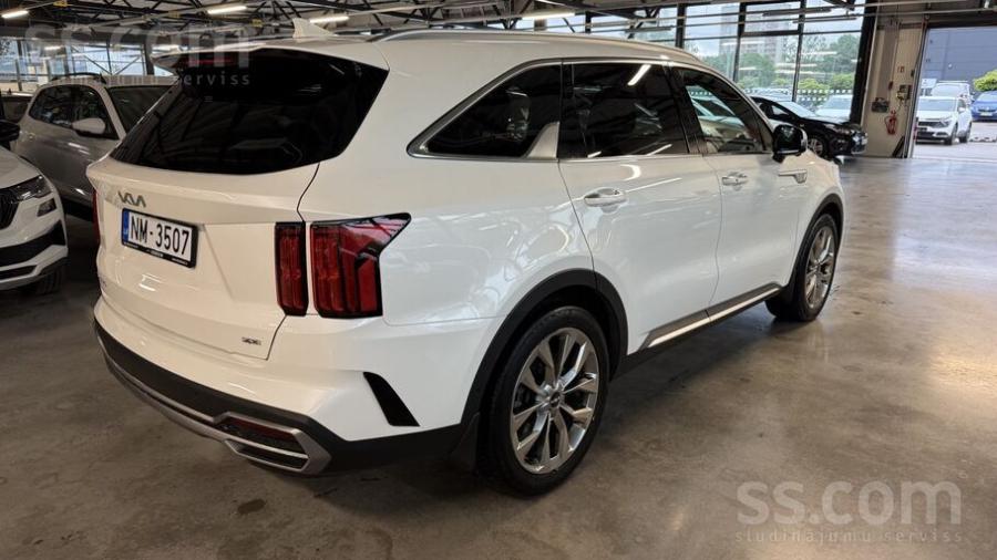 White Kia Sorento 2023 in Riga, with an engine capacity of 2.20 L and mileage of 46 thousand km for 37900 €, photo 5 on AUTOMOTO.COM.LV