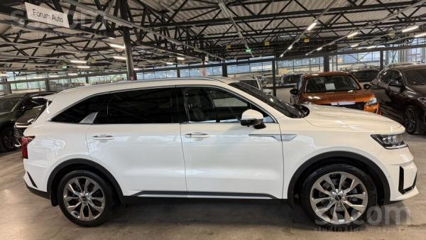 White Kia Sorento 2023 in Riga, with an engine capacity of 2.20 L and mileage of 46 thousand km for 37900 €, photo 5 on AUTOMOTO.COM.LV
