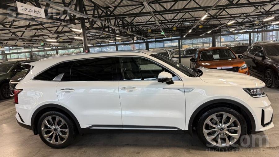 White Kia Sorento 2023 in Riga, with an engine capacity of 2.20 L and mileage of 46 thousand km for 37900 €, photo 6 on AUTOMOTO.COM.LV
