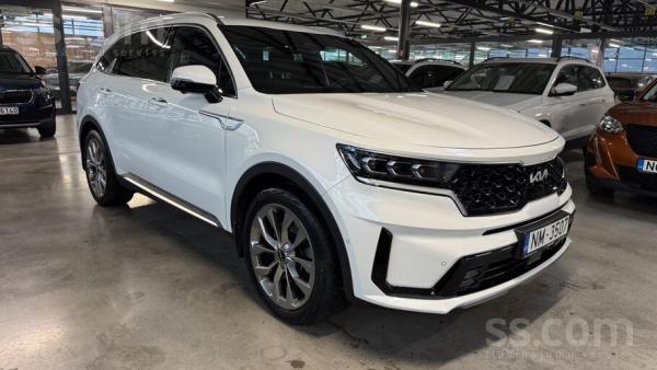 White Kia Sorento 2023 in Riga, with an engine capacity of 2.20 L and mileage of 46 thousand km for 37900 €, photo 6 on AUTOMOTO.COM.LV