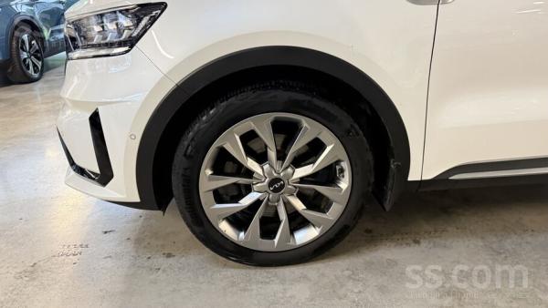 White Kia Sorento 2023 in Riga, with an engine capacity of 2.20 L and mileage of 46 thousand km for 37900 €, photo 7 on AUTOMOTO.COM.LV