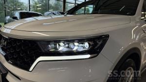 White Kia Sorento 2023 in Riga, with an engine capacity of 2.20 L and mileage of 46 thousand km for 37900 €, photo 9 on AUTOMOTO.COM.LV