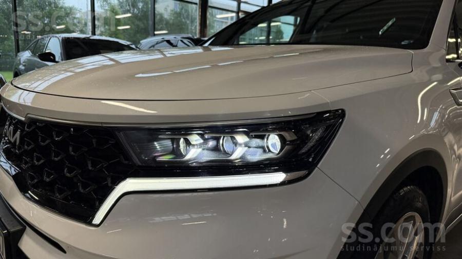 White Kia Sorento 2023 in Riga, with an engine capacity of 2.20 L and mileage of 46 thousand km for 37900 €, photo 9 on AUTOMOTO.COM.LV