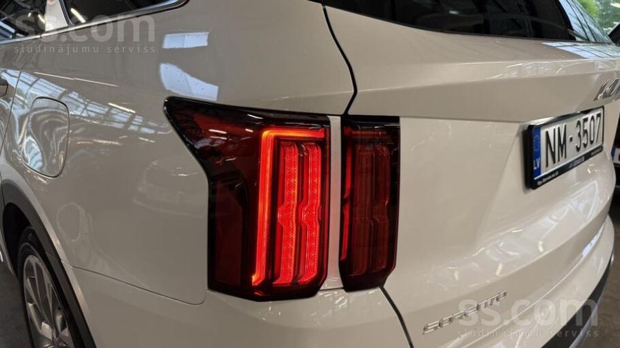 White Kia Sorento 2023 in Riga, with an engine capacity of 2.20 L and mileage of 46 thousand km for 37900 €, photo 10 on AUTOMOTO.COM.LV