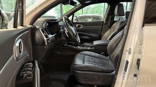 White Kia Sorento 2023 in Riga, with an engine capacity of 2.20 L and mileage of 46 thousand km for 37900 €, photo 10 on AUTOMOTO.COM.LV