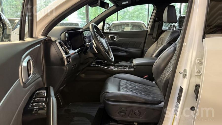 White Kia Sorento 2023 in Riga, with an engine capacity of 2.20 L and mileage of 46 thousand km for 37900 €, photo 11 on AUTOMOTO.COM.LV
