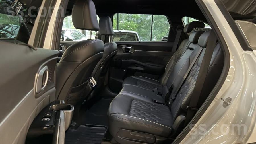 White Kia Sorento 2023 in Riga, with an engine capacity of 2.20 L and mileage of 46 thousand km for 37900 €, photo 13 on AUTOMOTO.COM.LV