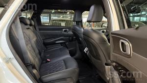 White Kia Sorento 2023 in Riga, with an engine capacity of 2.20 L and mileage of 46 thousand km for 37900 €, photo 16 on AUTOMOTO.COM.LV