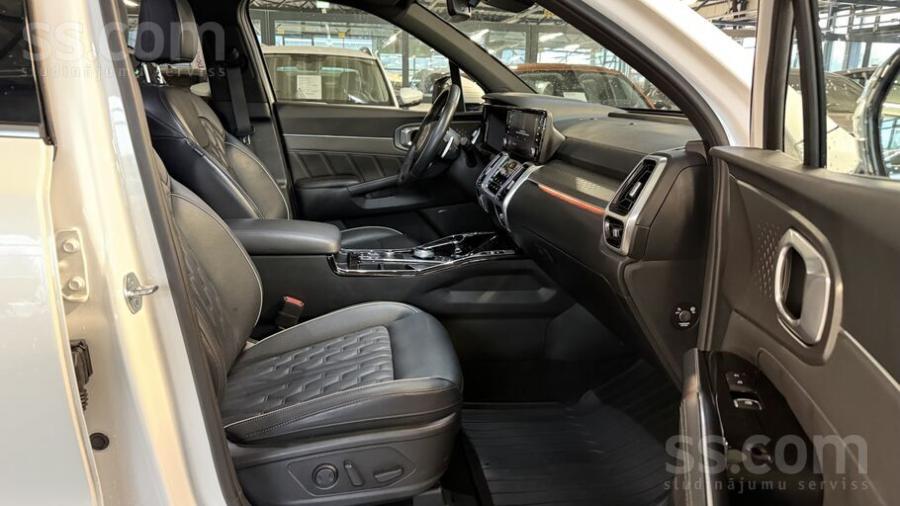 White Kia Sorento 2023 in Riga, with an engine capacity of 2.20 L and mileage of 46 thousand km for 37900 €, photo 17 on AUTOMOTO.COM.LV