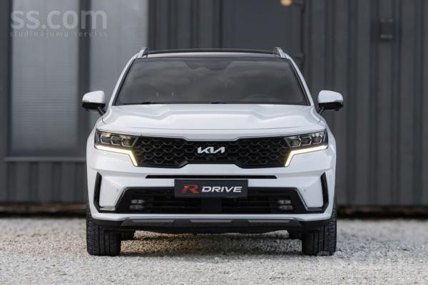 White Kia Sorento 2023 in Jelgava, with an engine capacity of 1.60 L and mileage of 63 thousand km for 39900 €, photo 2 on AUTOMOTO.COM.LV