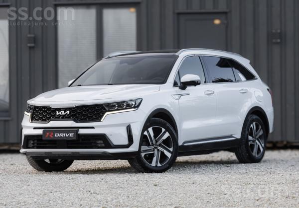 White Kia Sorento 2023 in Jelgava, with an engine capacity of 1.60 L and mileage of 63 thousand km for 39900 €, photo 3 on AUTOMOTO.COM.LV