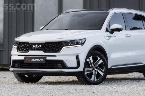 White Kia Sorento 2023 in Jelgava, with an engine capacity of 1.60 L and mileage of 63 thousand km for 39900 €, photo 4 on AUTOMOTO.COM.LV