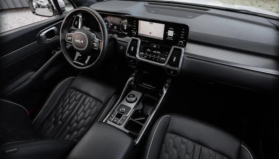 Balts Kia Sorento 2023 Jelgava, ar dzinēja tilpumu 1.60 L un nobraukumu 63 tūkst. km par 39900 €, foto 12 vietnē AUTOMOTO.COM.LV