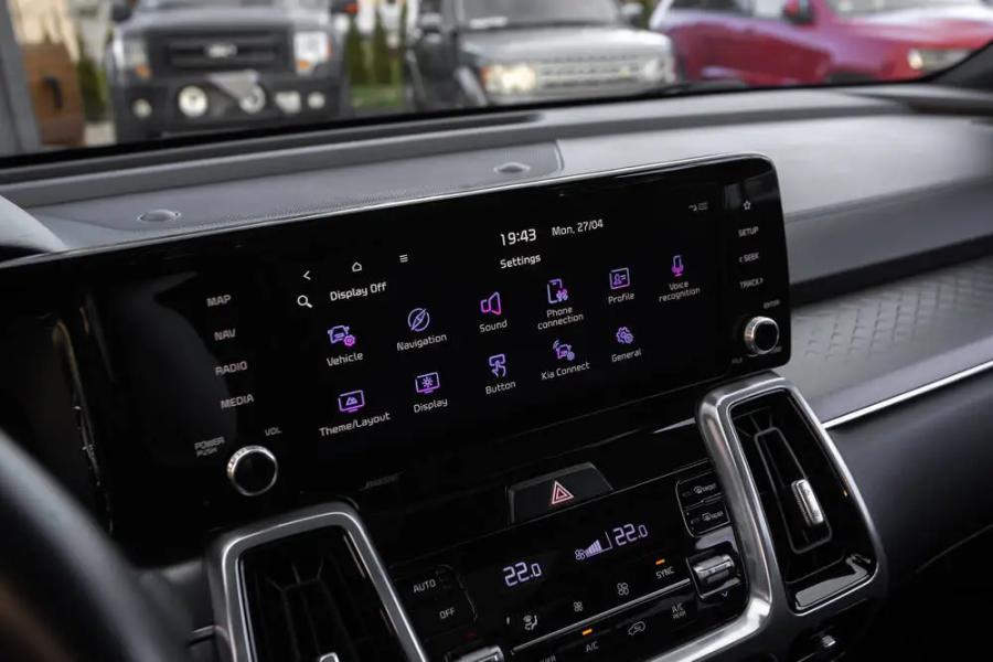 Balts Kia Sorento 2023 Jelgava, ar dzinēja tilpumu 1.60 L un nobraukumu 63 tūkst. km par 39900 €, foto 24 vietnē AUTOMOTO.COM.LV