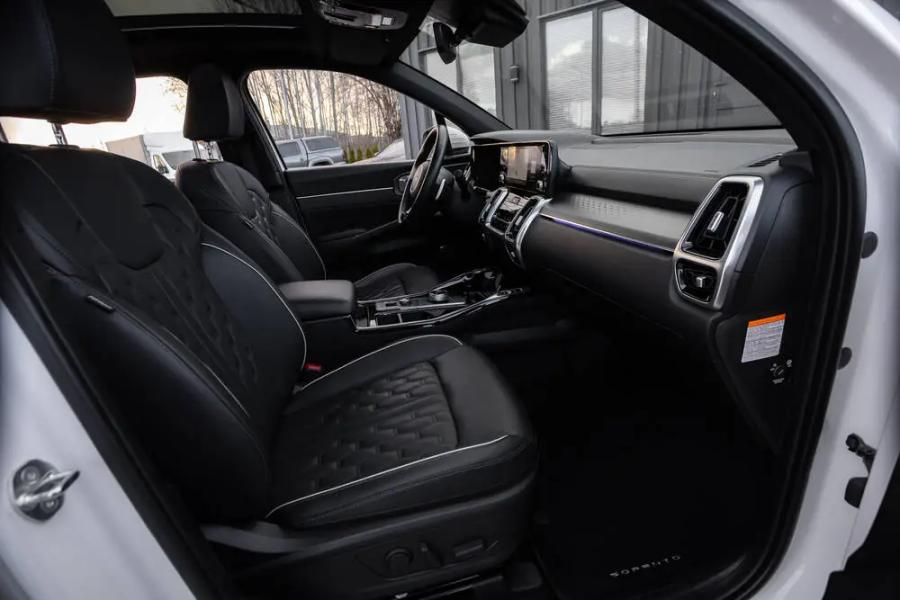 Balts Kia Sorento 2023 Jelgava, ar dzinēja tilpumu 1.60 L un nobraukumu 63 tūkst. km par 39900 €, foto 33 vietnē AUTOMOTO.COM.LV