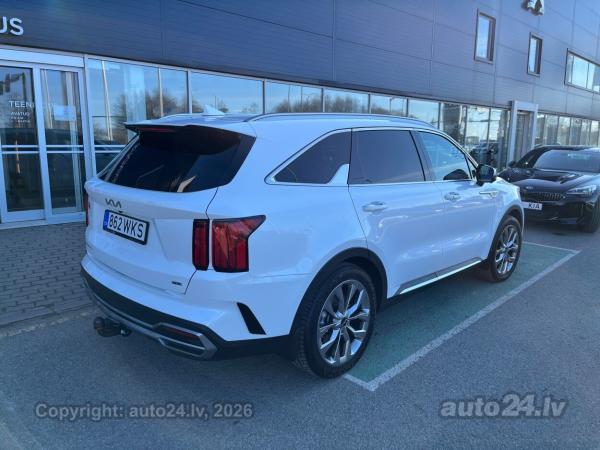 White Kia Sorento 2023 in Tallinn, with an engine capacity of 2.20 L and mileage of 43 thousand km for 44900 €, photo 4 on AUTOMOTO.COM.LV