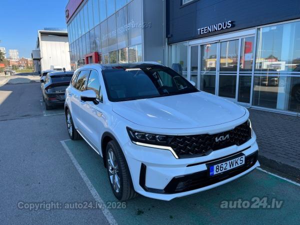 White Kia Sorento 2023 in Tallinn, with an engine capacity of 2.20 L and mileage of 43 thousand km for 44900 €, photo 7 on AUTOMOTO.COM.LV
