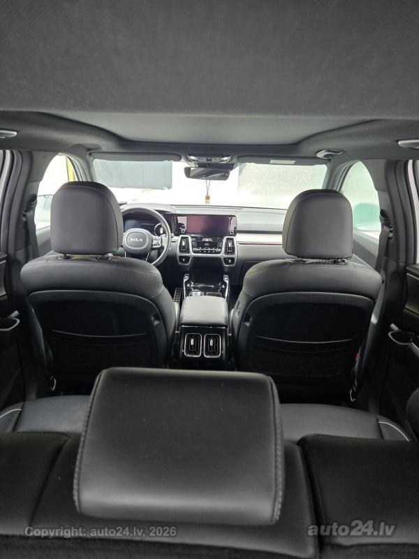 White Kia Sorento 2024 in Tallinn, with an engine capacity of 2.20 L and mileage of 26 thousand km for 47000 €, photo 11 on AUTOMOTO.COM.LV