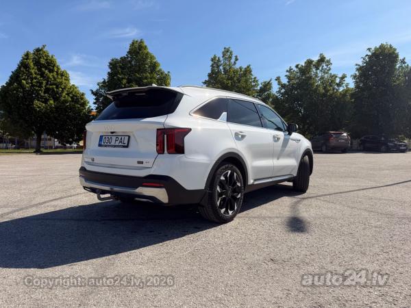 White Kia Sorento 2024 in Tallinn, with an engine capacity of 2.20 L and mileage of 32 thousand km for 54000 €, photo 4 on AUTOMOTO.COM.LV