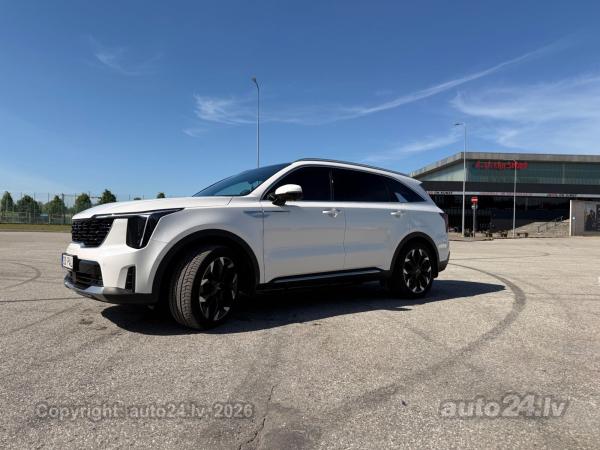 White Kia Sorento 2024 in Tallinn, with an engine capacity of 2.20 L and mileage of 32 thousand km for 54000 €, photo 5 on AUTOMOTO.COM.LV