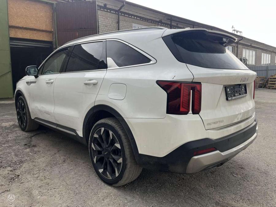 Balts Kia Sorento 2024 Viļņa, ar dzinēja tilpumu 2.15 L un nobraukumu 41 tūkst. km par 29900 €, foto 3 vietnē AUTOMOTO.COM.LV