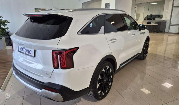 White Kia Sorento 2024 in Siauliai, with an engine capacity of 2.15 L and mileage of 69 thousand km for 39900 €, photo 4 on AUTOMOTO.COM.LV