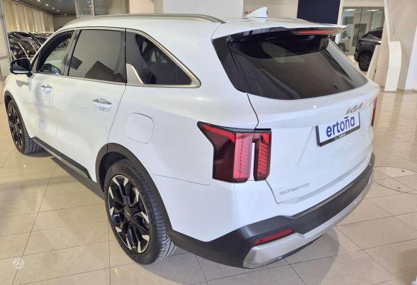 White Kia Sorento 2024 in Siauliai, with an engine capacity of 2.15 L and mileage of 69 thousand km for 39900 €, photo 5 on AUTOMOTO.COM.LV