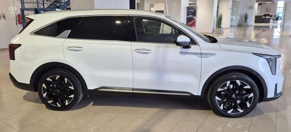 White Kia Sorento 2024 in Siauliai, with an engine capacity of 2.15 L and mileage of 69 thousand km for 39900 €, photo 6 on AUTOMOTO.COM.LV