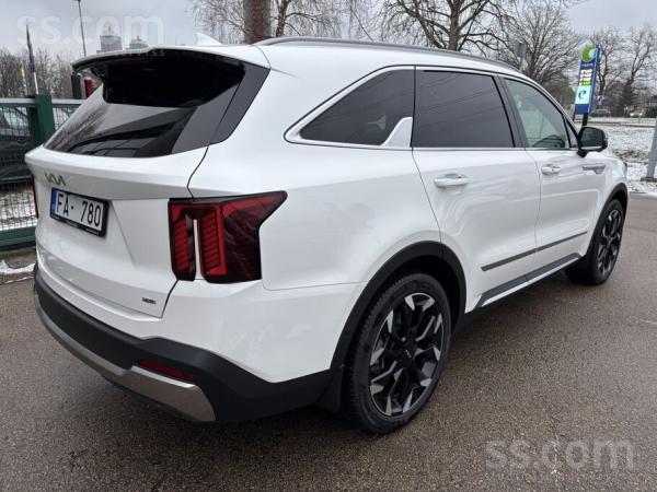 White Kia Sorento 2025 in Riga, with an engine capacity of 2.20 L and mileage of 19 thousand km for 55400 €, photo 3 on AUTOMOTO.COM.LV