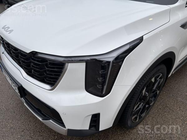 White Kia Sorento 2025 in Riga, with an engine capacity of 2.20 L and mileage of 19 thousand km for 55400 €, photo 6 on AUTOMOTO.COM.LV