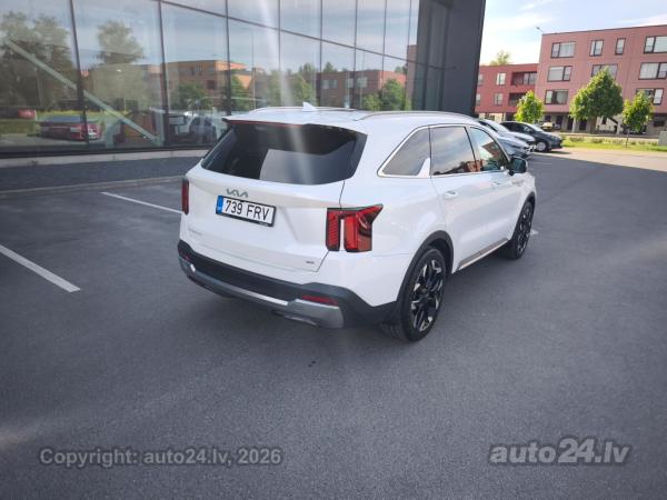 White Kia Sorento 2025 in Tallinn, with an engine capacity of 2.20 L and mileage of 27 thousand km for 54900 €, photo 5 on AUTOMOTO.COM.LV
