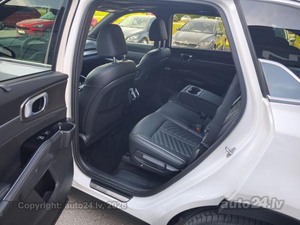 White Kia Sorento 2025 in Tallinn, with an engine capacity of 2.20 L and mileage of 27 thousand km for 54900 €, photo 8 on AUTOMOTO.COM.LV