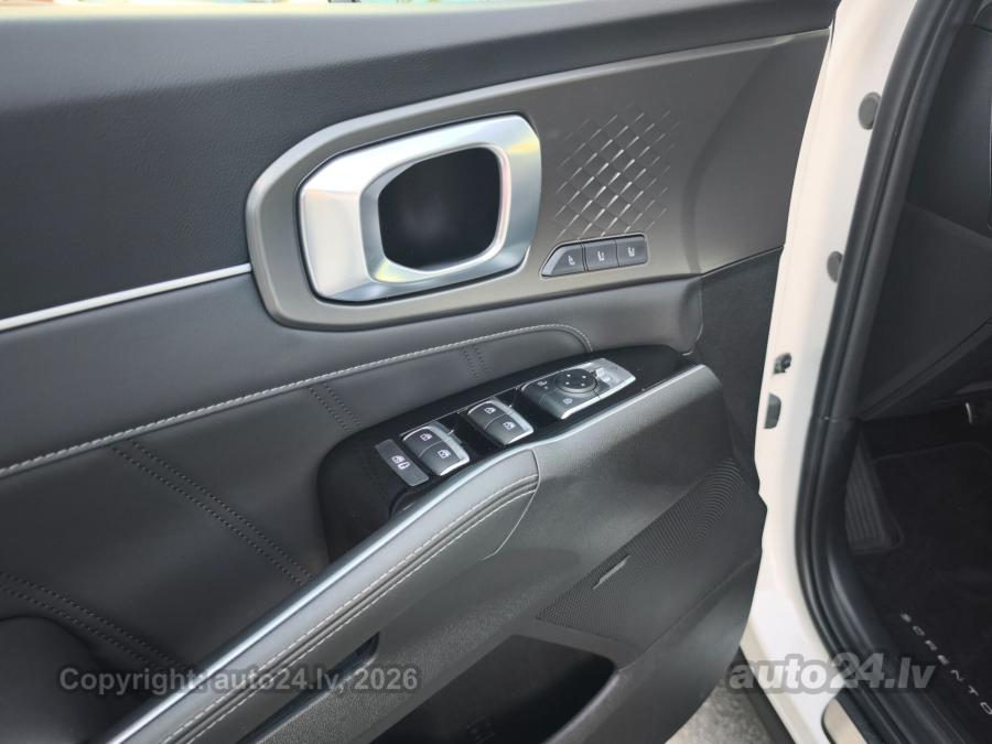 Balts Kia Sorento 2025 Tallina, ar dzinēja tilpumu 2.20 L un nobraukumu 27 tūkst. km par 54900 €, foto 13 vietnē AUTOMOTO.COM.LV