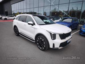 Balts Kia Sorento 2025 Tallina, ar dzinēja tilpumu 2.20 L un nobraukumu 49 tūkst. km par 50490 €, foto  vietnē AUTOMOTO.COM.LV