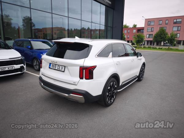 White Kia Sorento 2025 in Tallinn, with an engine capacity of 2.20 L and mileage of 49 thousand km for 50490 €, photo 5 on AUTOMOTO.COM.LV