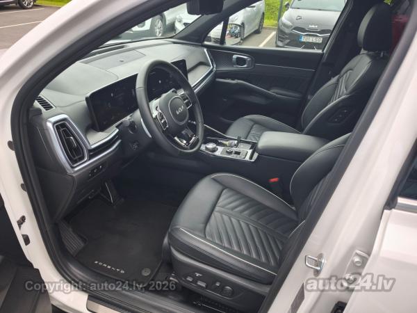 White Kia Sorento 2025 in Tallinn, with an engine capacity of 2.20 L and mileage of 49 thousand km for 50490 €, photo 10 on AUTOMOTO.COM.LV