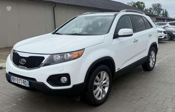 White Kia Sorento 2011 in Taurage, with an engine capacity of 2.20 L and mileage of 290 thousand km for 5950 €, photo 1 on AUTOMOTO.COM.LV