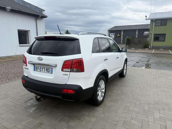 White Kia Sorento 2011 in Taurage, with an engine capacity of 2.20 L and mileage of 290 thousand km for 5950 €, photo 4 on AUTOMOTO.COM.LV
