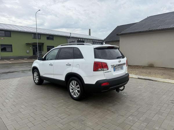 White Kia Sorento 2011 in Taurage, with an engine capacity of 2.20 L and mileage of 290 thousand km for 5950 €, photo 5 on AUTOMOTO.COM.LV