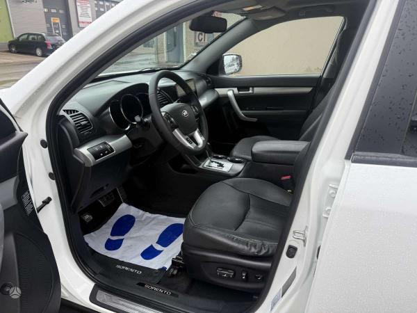 White Kia Sorento 2011 in Taurage, with an engine capacity of 2.20 L and mileage of 290 thousand km for 5950 €, photo 7 on AUTOMOTO.COM.LV