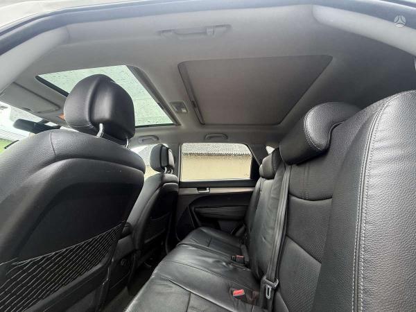 White Kia Sorento 2011 in Taurage, with an engine capacity of 2.20 L and mileage of 290 thousand km for 5950 €, photo 10 on AUTOMOTO.COM.LV