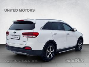 White Kia Sorento 2017 in Johvi, with an engine capacity of 2.20 L and mileage of 196 thousand km for 12900 €, photo 3 on AUTOMOTO.COM.LV