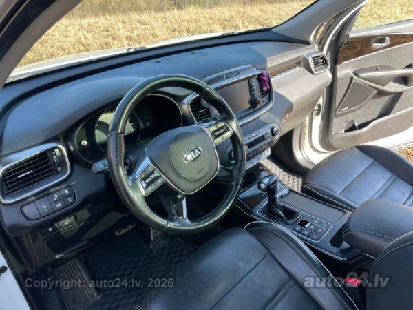 White Kia Sorento 2017 in Parnu, with an engine capacity of 2.20 L and mileage of 227 thousand km for 14750 €, photo 11 on AUTOMOTO.COM.LV