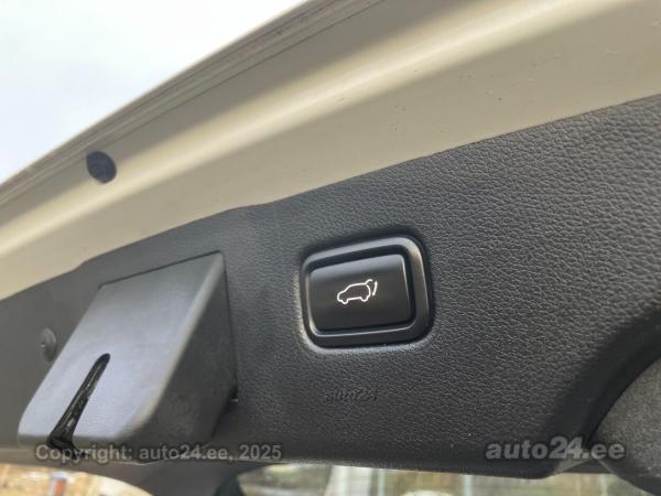 White Kia Sorento 2020 in Tartu, with an engine capacity of 2.20 L and mileage of 160 thousand km for 23700 €, photo 11 on AUTOMOTO.COM.LV