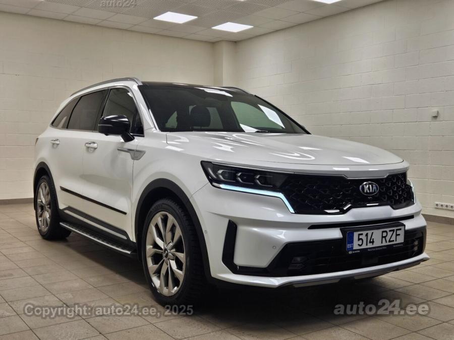 White Kia Sorento 2020 in Parnu, with an engine capacity of 2.20 L and mileage of 138 thousand km for 34900 €, photo 2 on AUTOMOTO.COM.LV