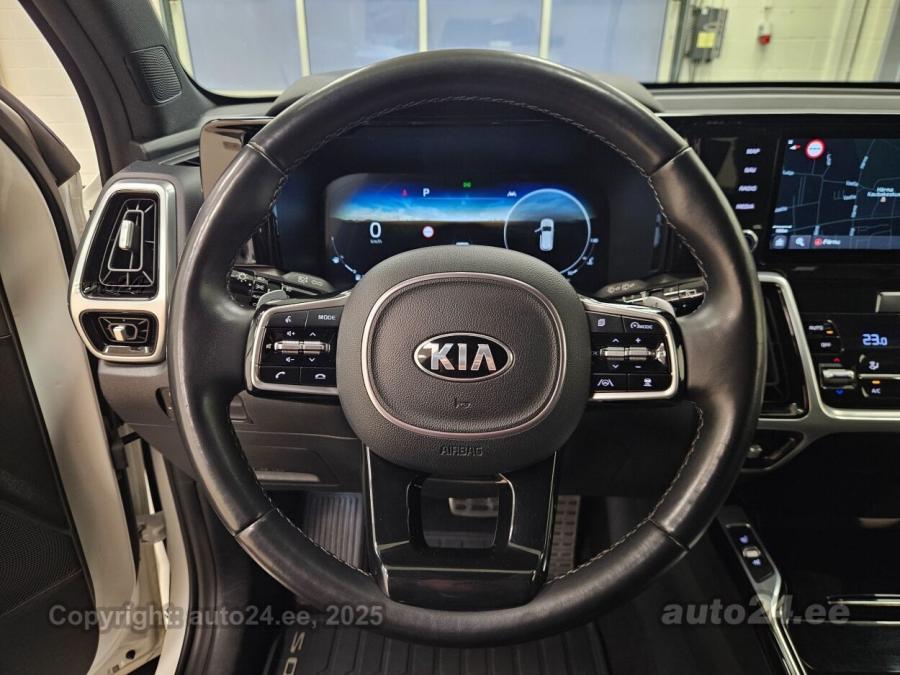 White Kia Sorento 2020 in Parnu, with an engine capacity of 2.20 L and mileage of 138 thousand km for 34900 €, photo 6 on AUTOMOTO.COM.LV