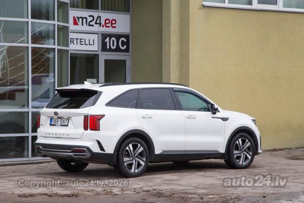 White Kia Sorento 2020 in Tallinn, with an engine capacity of 2.20 L and mileage of 164 thousand km for 27450 €, photo 3 on AUTOMOTO.COM.LV