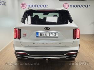 White Kia Sorento 2021 in Tallinn, with an engine capacity of 2.20 L and mileage of 115 thousand km for 34900 €, photo 6 on AUTOMOTO.COM.LV