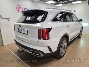 White Kia Sorento 2021 in Tallinn, with an engine capacity of 2.20 L and mileage of 115 thousand km for 34900 €, photo 7 on AUTOMOTO.COM.LV