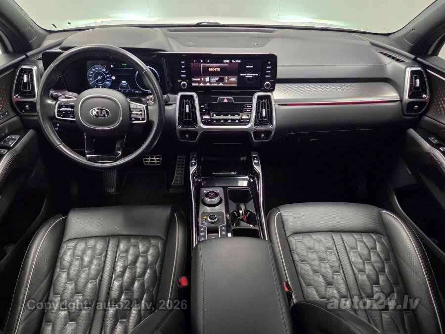 White Kia Sorento 2021 in Tallinn, with an engine capacity of 2.20 L and mileage of 115 thousand km for 34900 €, photo 8 on AUTOMOTO.COM.LV